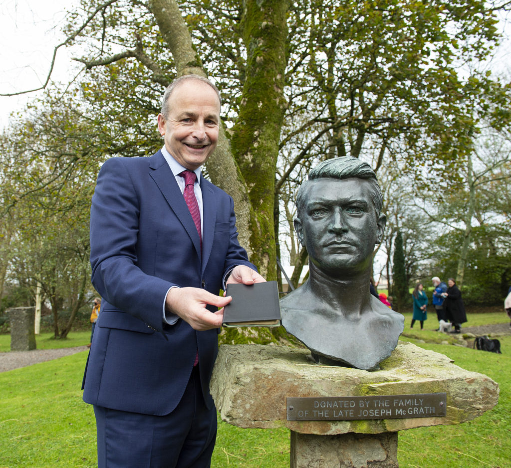 Michael Collins Family present his diaries to the Irish State in # ...